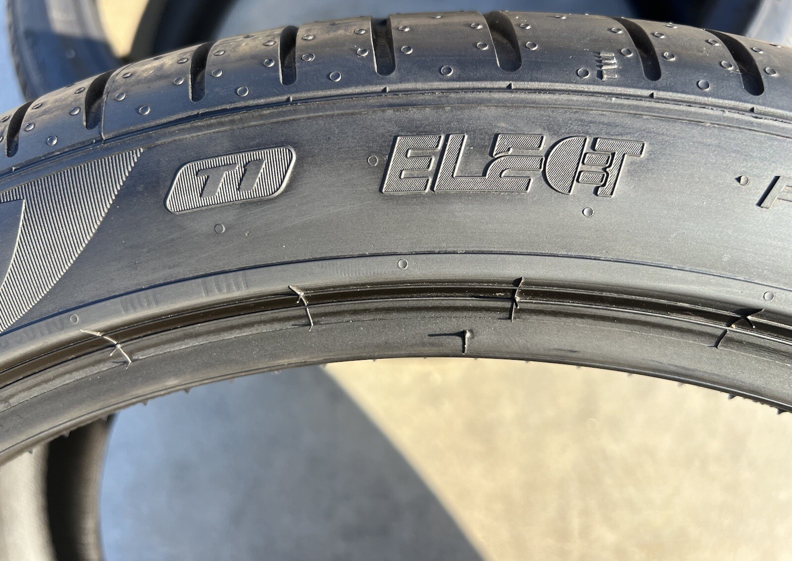 Set of TWO BRAND NEW 275/35R21 Pirelli P Zero PZ4 T1 Tesla PNCS ELECT ...