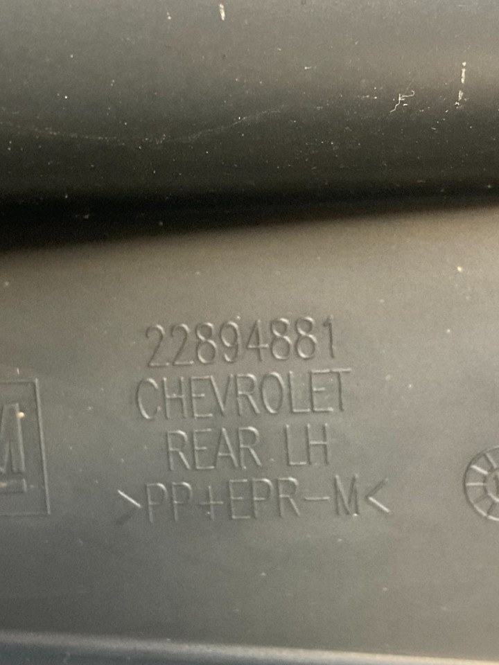 22894881 22894882 OEM 2014-16 Chevy Silverado Rear Mudguard Set Emblem ...
