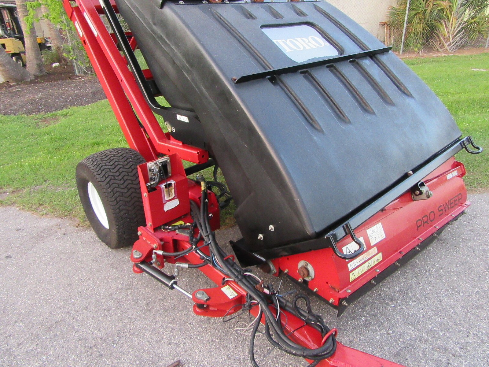 Toro Pro Sweep - Sweeper Debris Cleanup - Model #07066 Hydraulic rotary ...