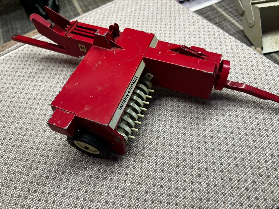 Vintage ERTL International Harvester Hay Baler 1:16 Scale USA good ...