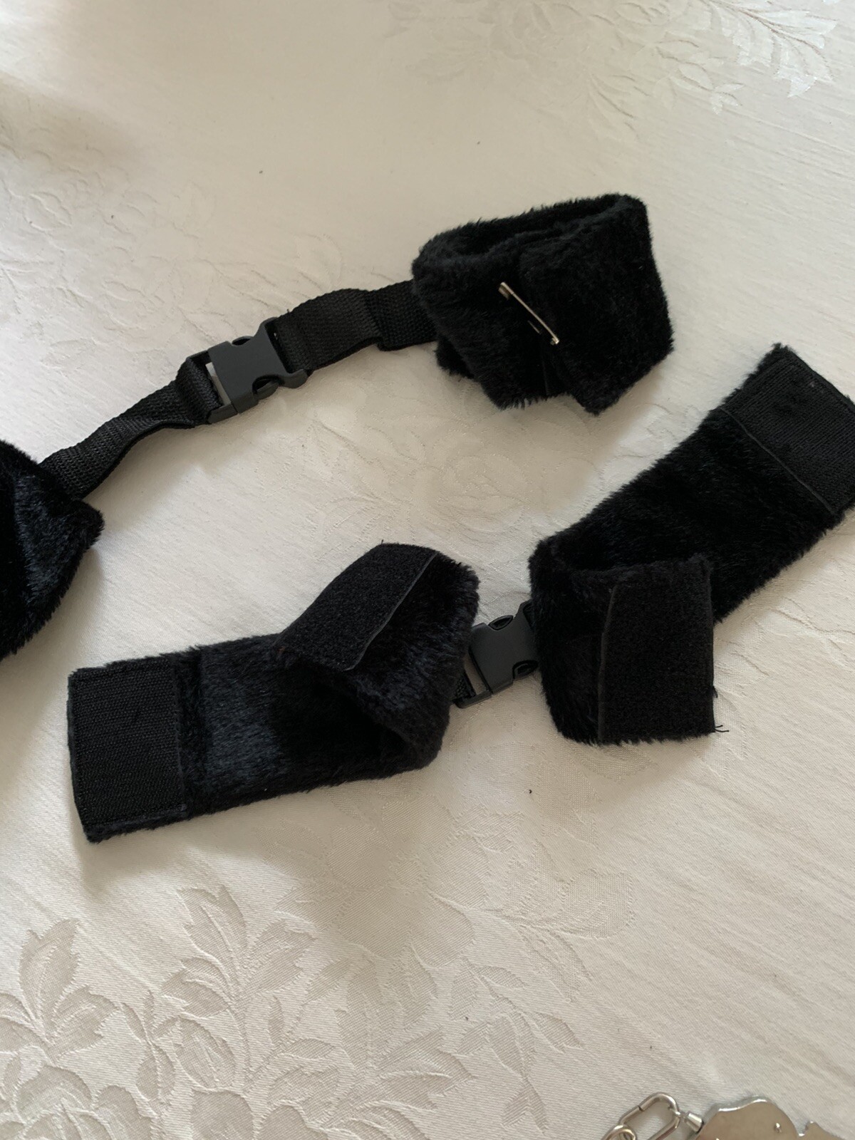 Lot 3 STEEL HANDCUFFS KEYS METAL Fur POLICE MAGIC TRICK PRANK GAG GIFT ...