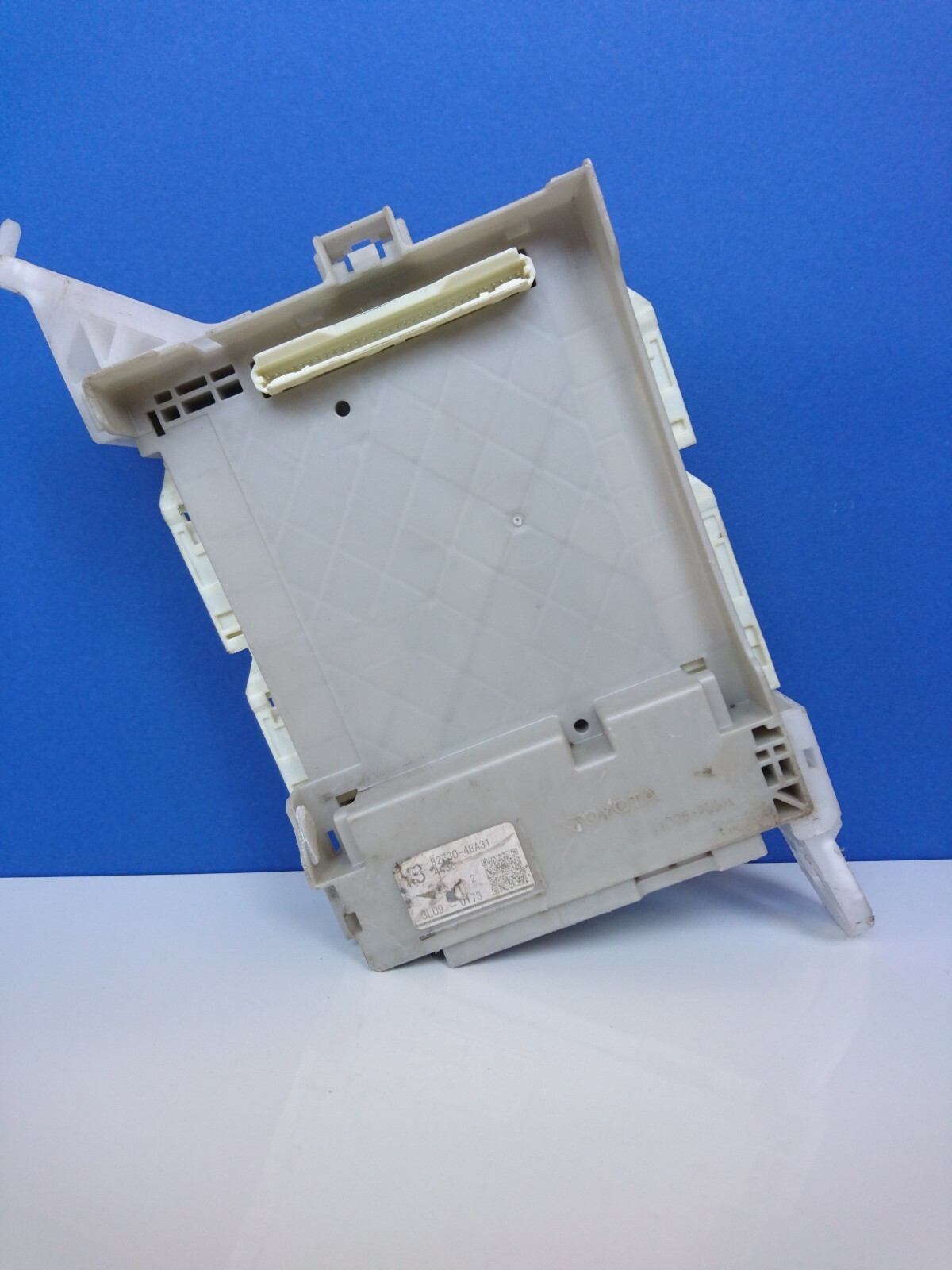 Toyota Genuin Electric Control Unit 82730-48a31 8273048a31 3l090173 Oem ...