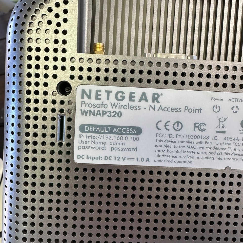 NETGEAR - Prosafe WNAP320 Router/Controller and 4 Access point routers ...