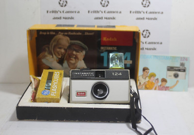 Kodak Instamatic 124 Color film camera + box + flash cubes for display ...