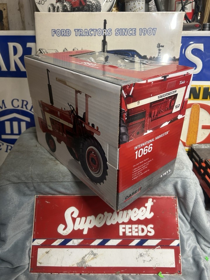 Ertl 1/16 International Harvester 1066 Narrow Front Prestige Red Power ...