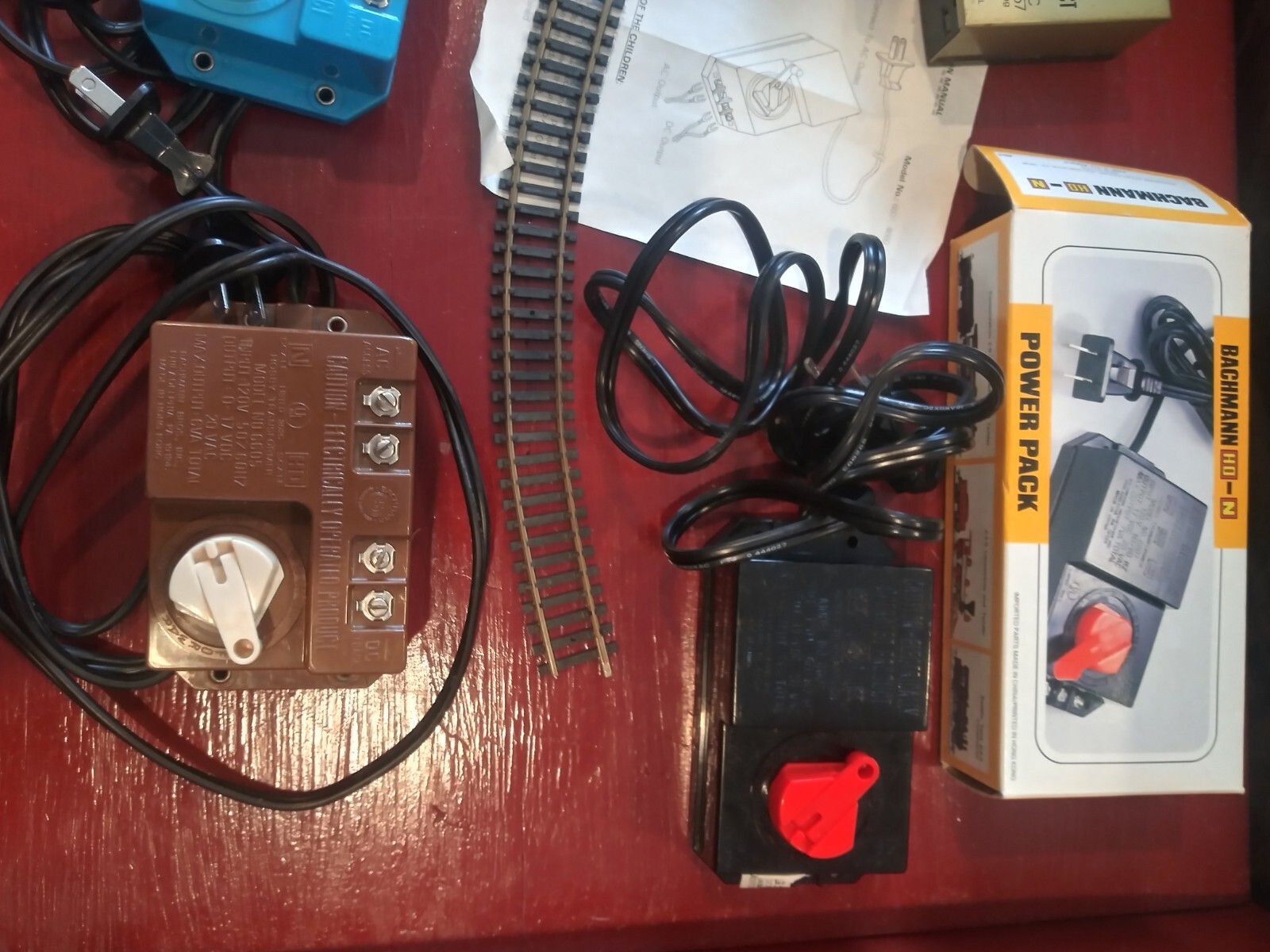 Lot of HO/N Bachmann & Tyco power packs & an atlas quantum engineer ...