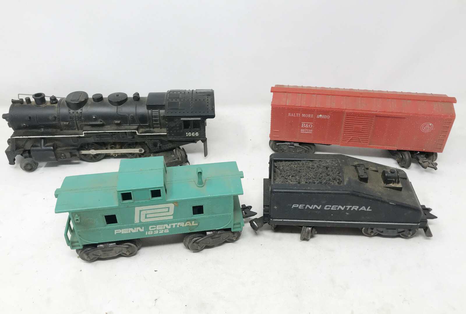 Vintage MODEL TRAIN SET / Parts - HUGE LOT - Track, Cars, Posts ...