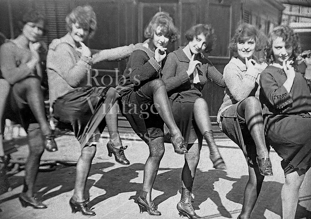 Flappers Dancing Color