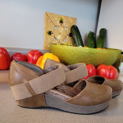 OTBT Migrant Platform Wedges Size 8.5 Mary Janes Leather Elastic Strap ...