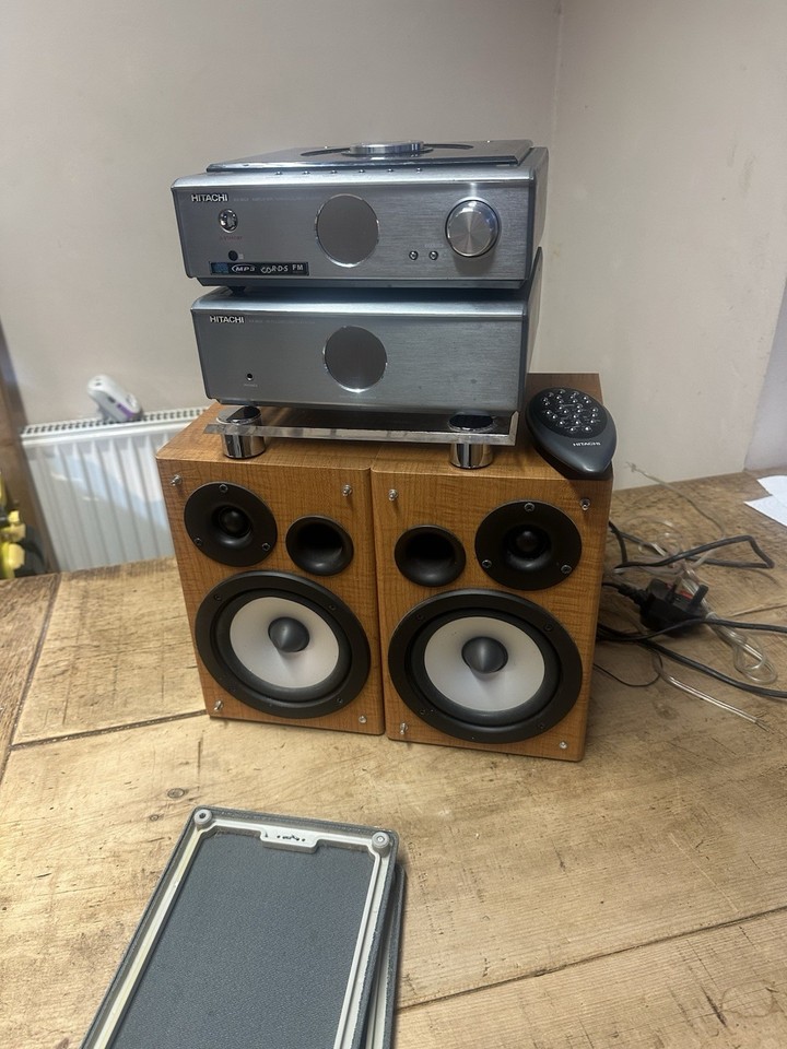 HITACHI AX-M69 HI-FI Stereo System CD/FM/Aux with Speakers and RC ...