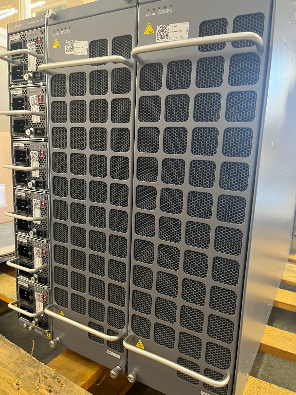 Juniper QFX10008-REDUND QFX10008 5x QFX10000-36Q 3x QFX10000-30C 1y ...