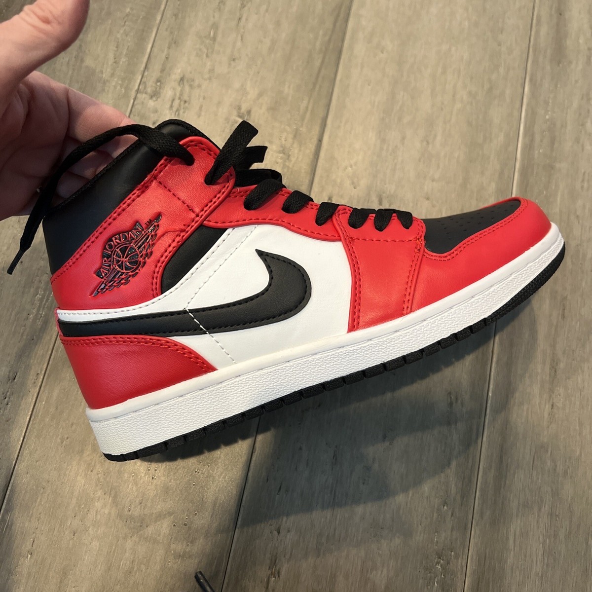 Nike Air Jordan 1 Mid Chicago Black Toe 554724-069 Sneakers Nike Air Jordan 1 Mid Chicago Black Toe 554724-069 Sneakers