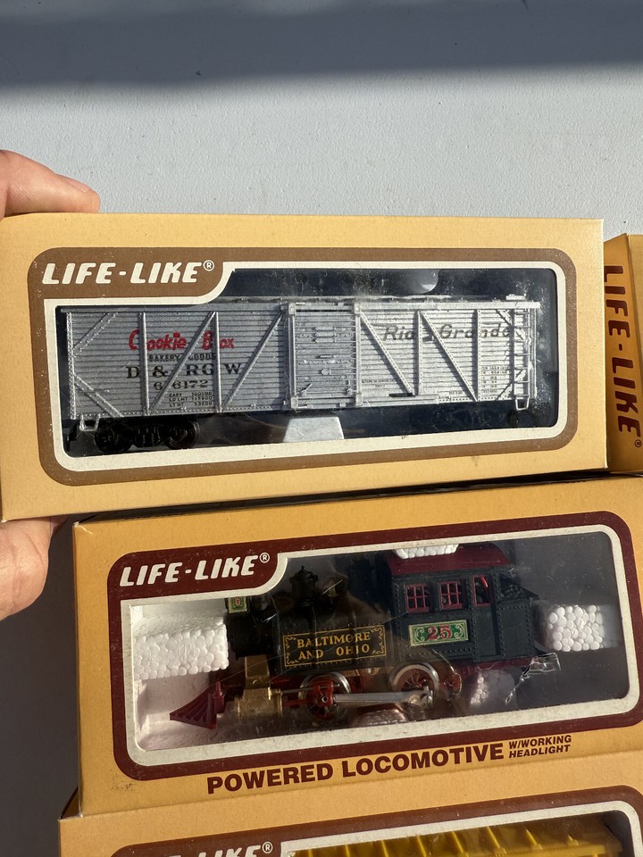 LOT OF 8 LIFE-LIKE HO TRAIN CARS & LOCOMOTIVE W/BOX HO#1 | eBay