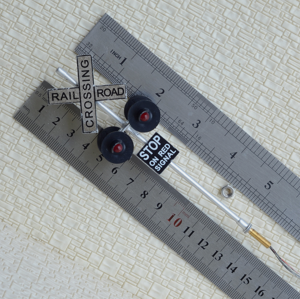 2 x O scale model railroad grade crossing signals + 1 circuit board ...