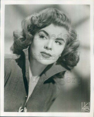 Press Photo Lovely Singer Eileen Barton Looks Sideways | eBay