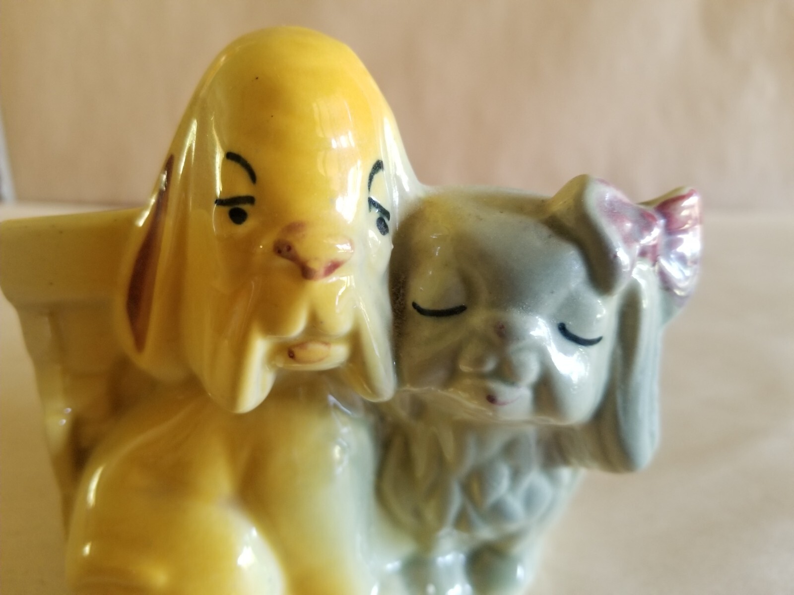 VINTAGE SHAWNEE POTTERY HOUND AND PEKINGESE PLANTER USA #611 About 5"W ...