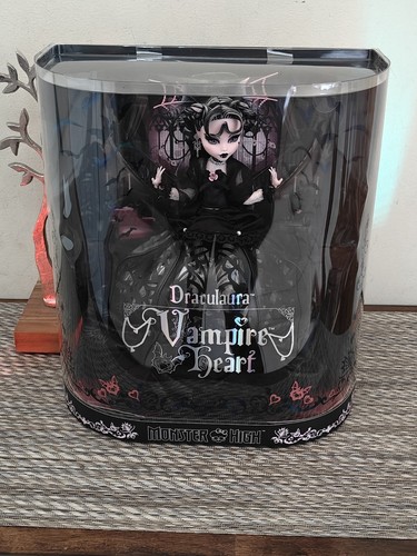 Monster High Draculaura Doll Vampire Heart in Extravagant Black ...
