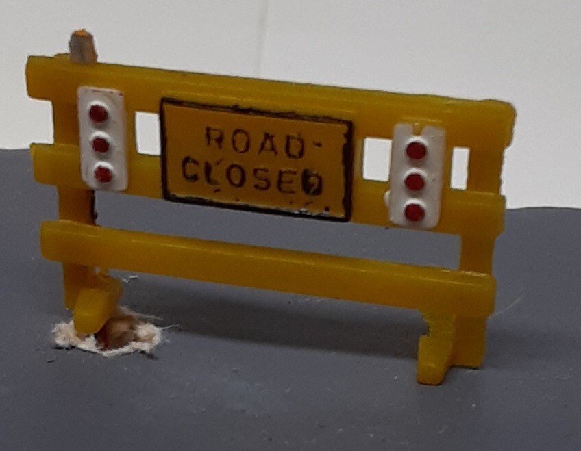HO Scale Lighted Road Barrier W/ Yellow Blinking Light Plus 4 Cones | eBay
