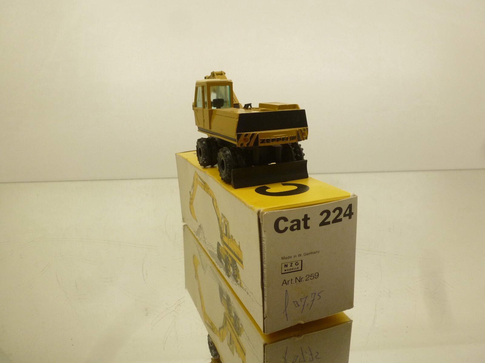 NZG 259 CAT CATERPILLAR 224 WHEELED EXCAVATOR -YELLOW 1:50- GOOD IN BOX ...