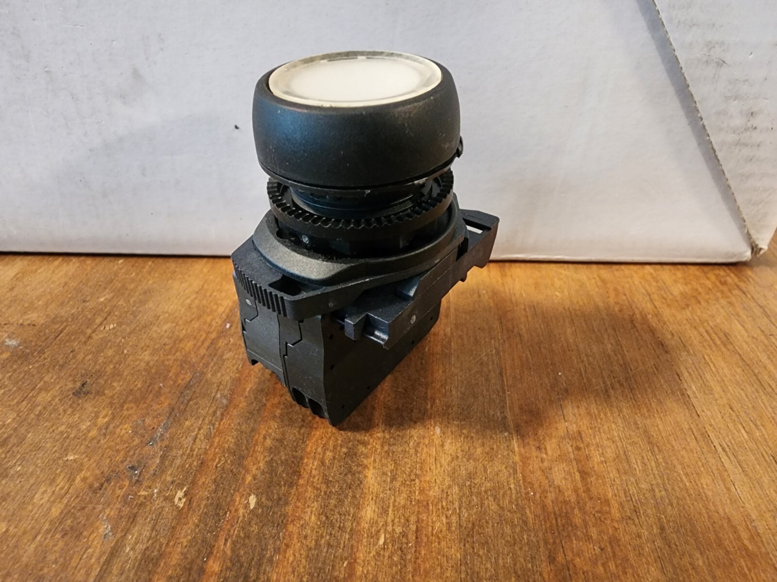 Allen-Bradley White Pushbutton, (1) 800F-Q3R Ser. B / (1) 800F-Q10 Ser ...