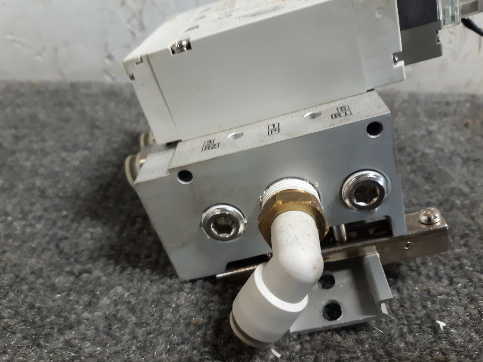 SMC Pneumatic Valve Block w/ (4) VQZ3150K-5L1 Valves 24Vdc K133 | eBay