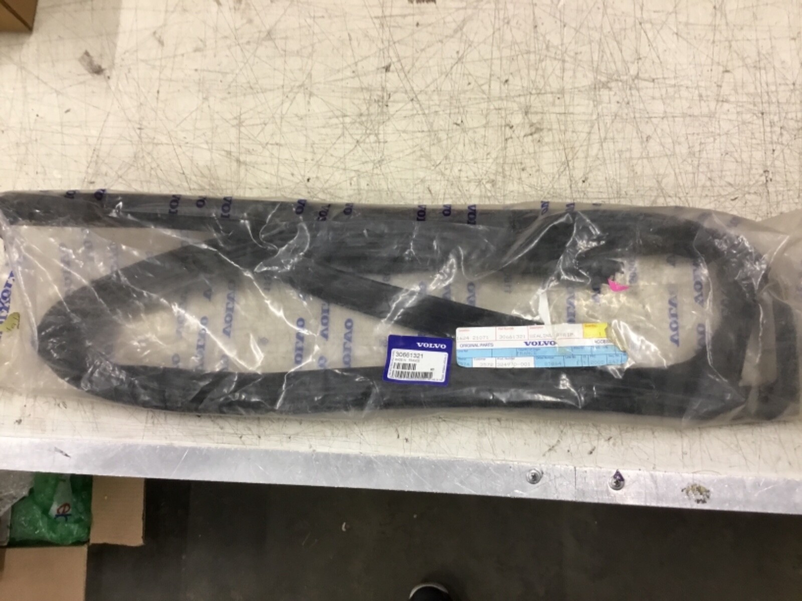 New OEM S40 Volvo door Weatherstrip seal Right 04.05 06 07 08 09 10 11 ...