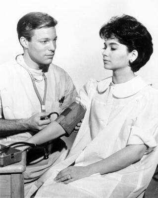 DR. KILDARE great 8x10 still RICHARD CHAMBERLAIN & SUZANNE PLESHETTE ...