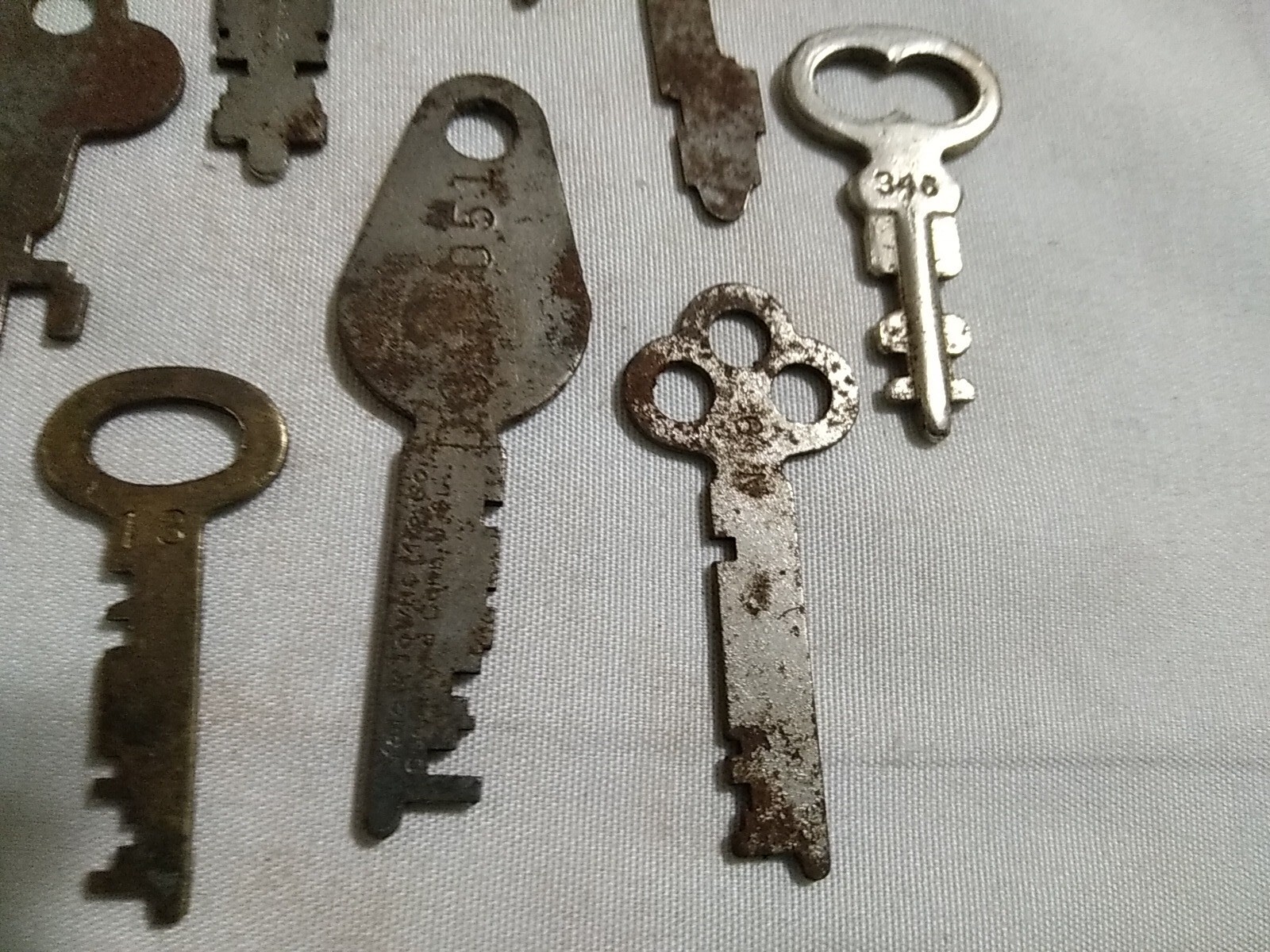 RARE 12 ANTIQUE Skeleton & Flat Assorted Keys Mix Brands Lot *3 CHEST ...