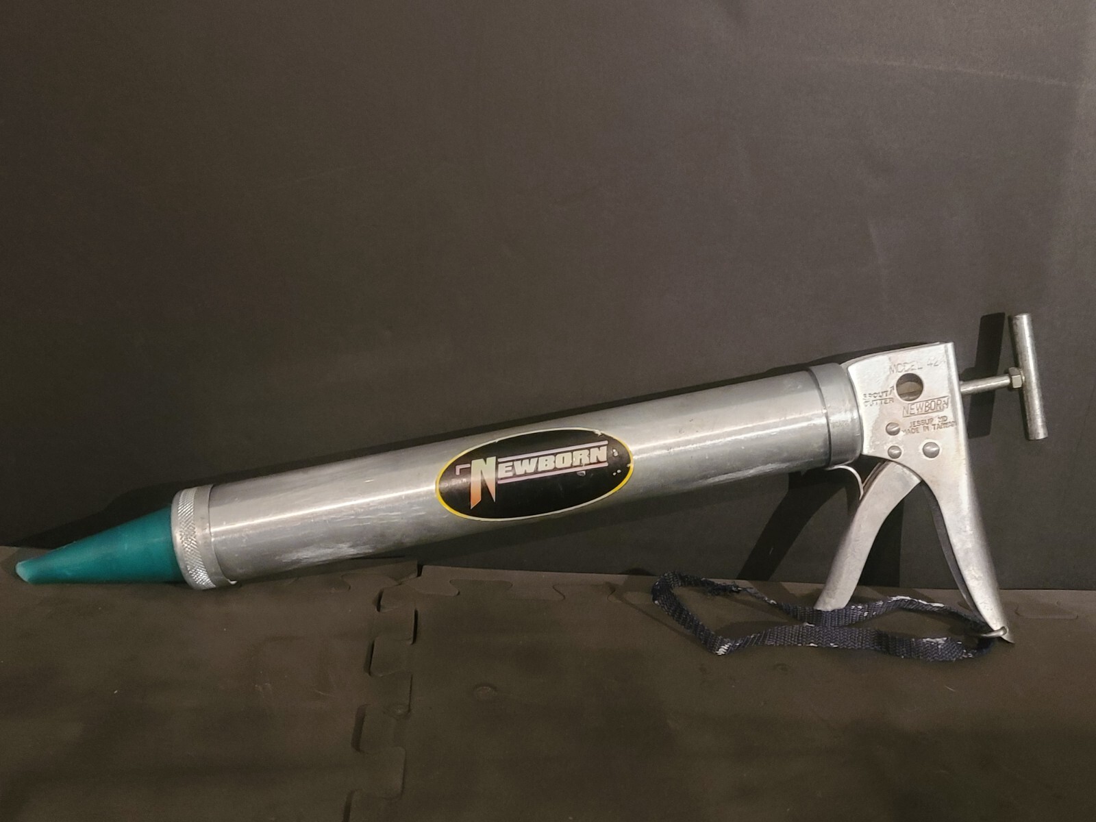 TESTED GOOD Newborn Model 424 Bulk/Sausage/Cartridge Caulking Gun (24 ...