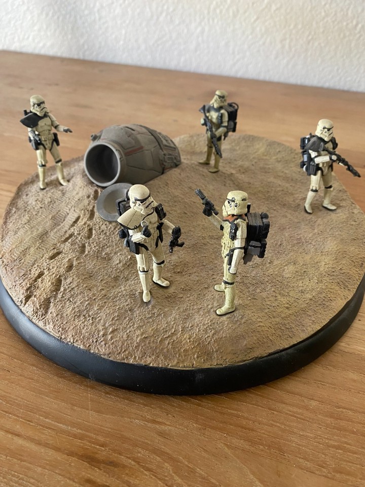 Sideshow Collectibles Star Wars EP IV "Look Sir, Droids" Sandtrooper ...
