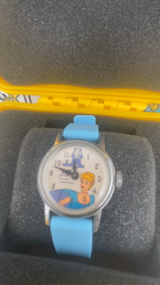 VINTAGE WALT DISNEY PRODUCTIONS CINDERELLA & CASTLE WATCH W/BONUS CASE ...