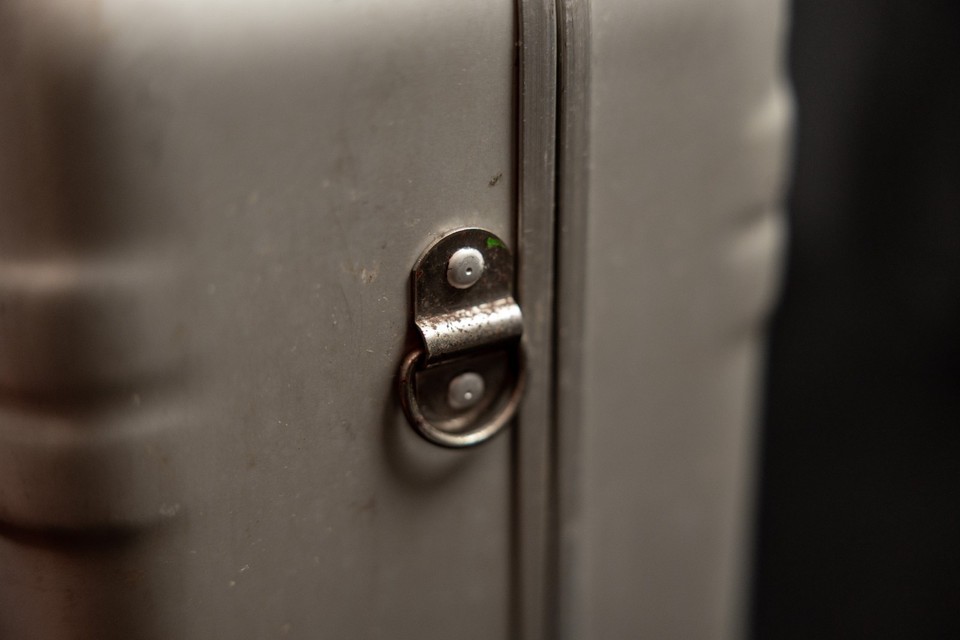 Zero Halliburton Aluminum Suitcase 21"x 13" x 6" No Combo / broken lock ...