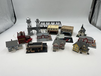Mehano Pola Bachmann N Scale Lot Of Buildings towers train layout over ...