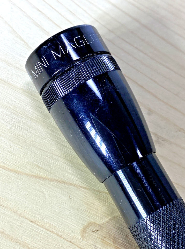 Mini Maglite LED Black flashlight. Belt holster, spare bulb. Uses AA ...