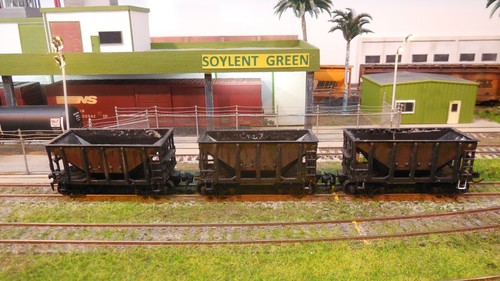 HO SCALE OPEN ORE WAGONS... 3 X CAR SET OF WAGONS ... OPEN ORE CAR ...