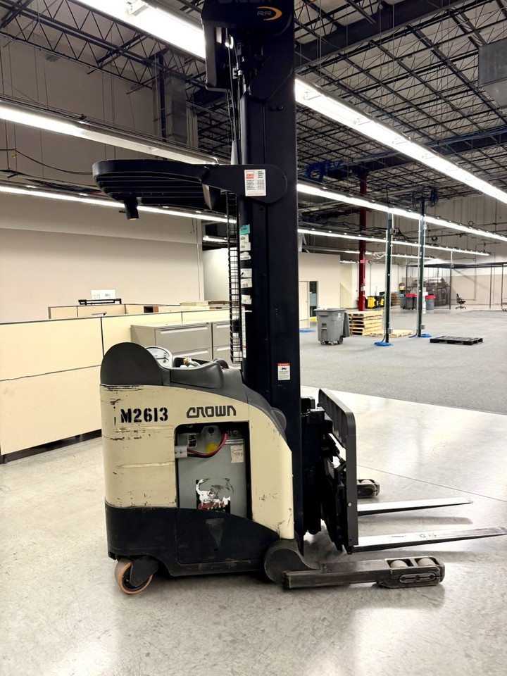 Crown RD5220-30 Reach truck 3000lb load capacity Excellent, Just ...