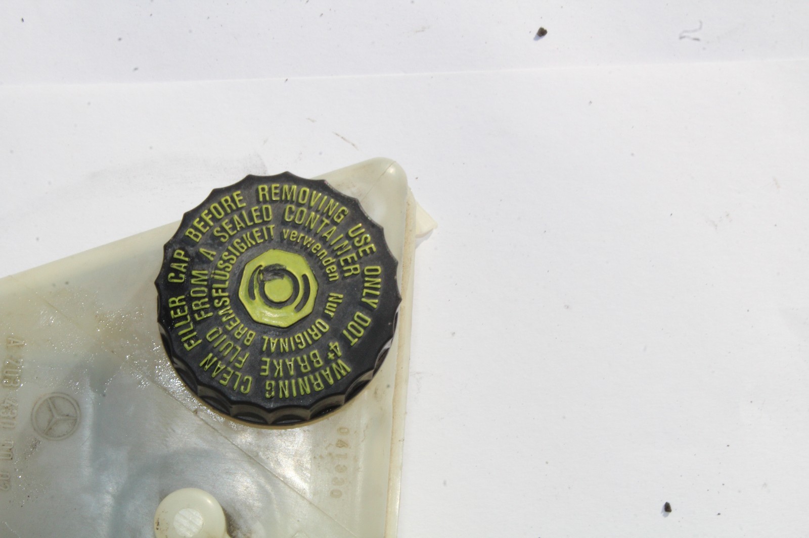 2005 w203 MERCEDES C230 SEDAN BRAKE FLUID RESERVOIR TANK M1934 | eBay