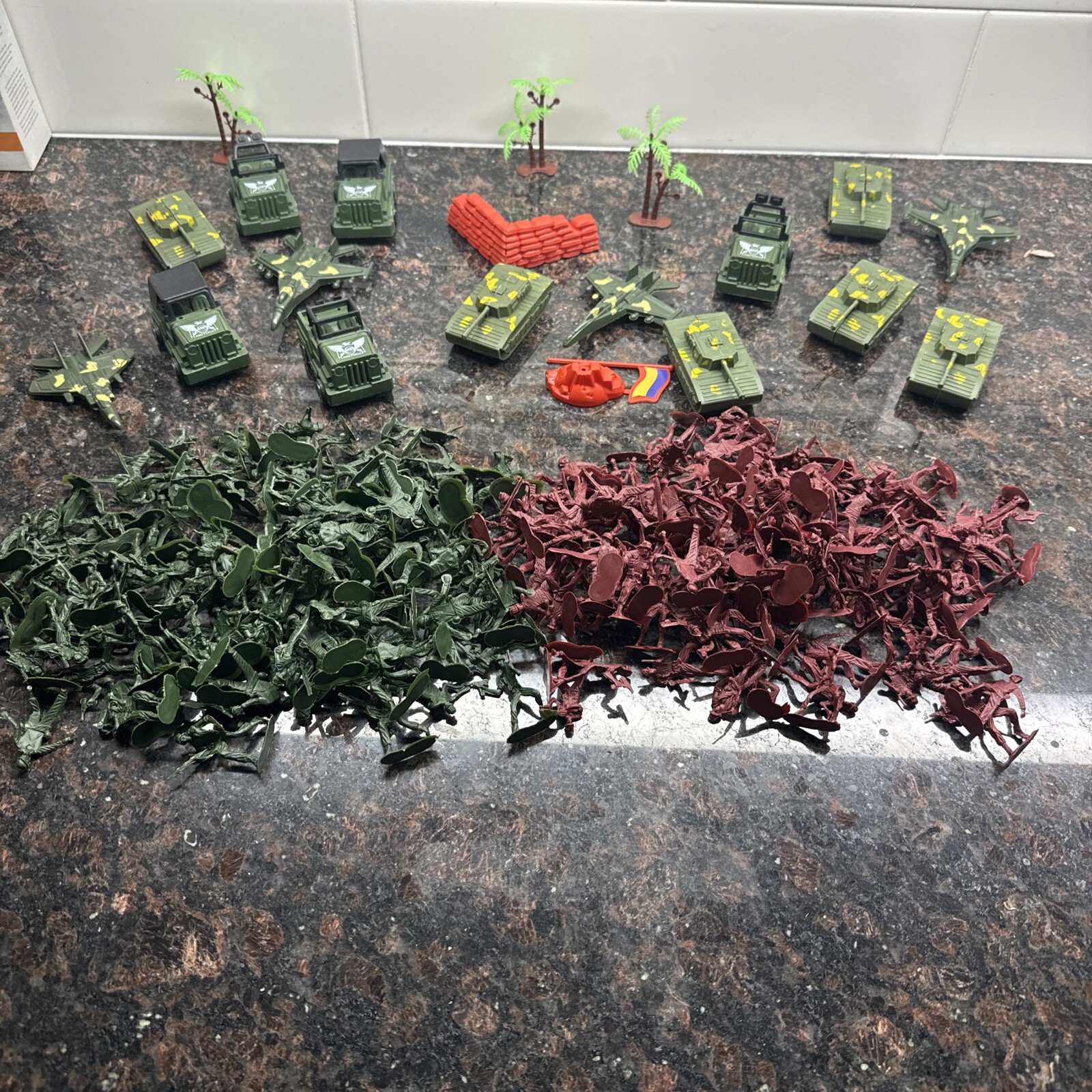 Large Lot Of Over 200 Army Men & Vehicles Green Maroon Soldiers Tanks ...