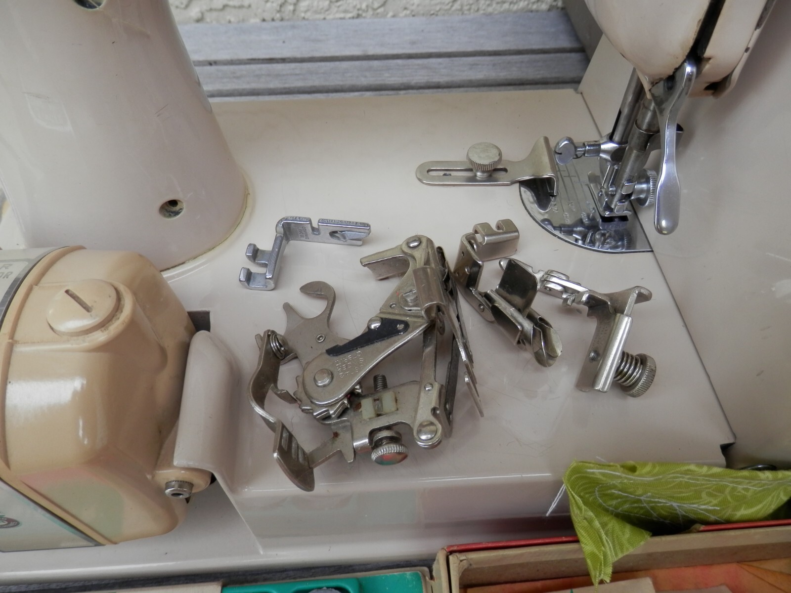 Vtg Rare Singer Featherweight 221K England Tan motor weak AS IS Free S ...