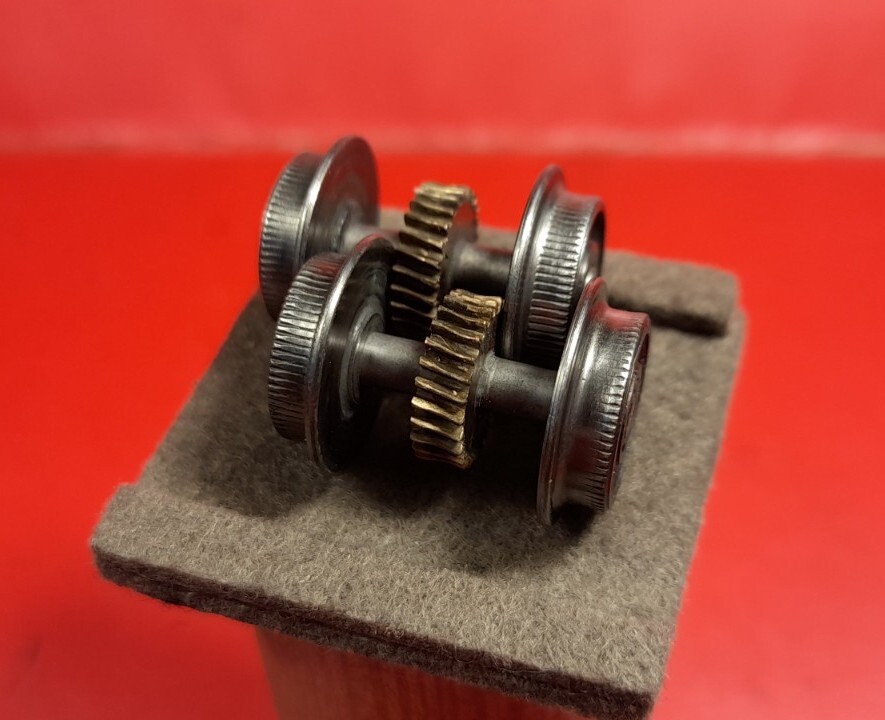 Triang Hornby X117 Serrated Wheels Axles Gears R156 DMU R157 EMU R555 ...