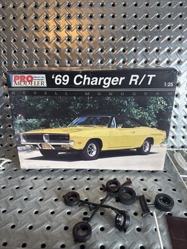 Revell Monogram 85-5937 1969 Dodge Charger Pro Modeler kit 1/25 Started ...