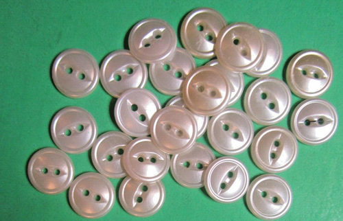 (25) VINTAGE 9 /16" PEARLIZED WHITE PLASTIC 2-HOLE #30 COLT BUTTONS ...