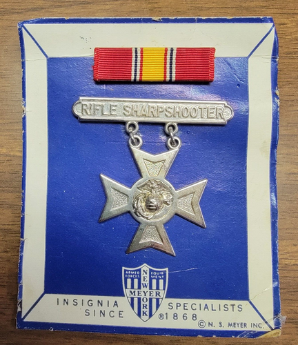 VIETNAM ERA USMC RIFLE SHARPSHOOTER MEDAL AND RIBBON. UNUSED ON CARD ...