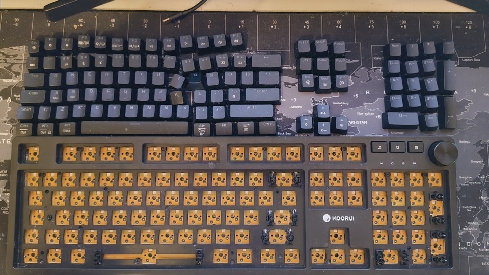 KOORUI Mechanical Gaming Keyboard 104 Keys UK Layout custom switches ...