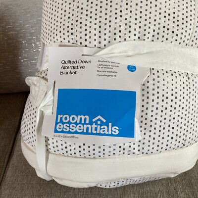 Target room essentials quilted Down alternative blanket full /queen ...
