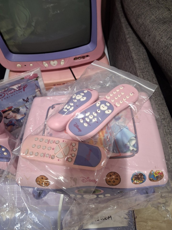 Disney Princess Pink 13" CRT Color TV Model DT1350-P W/DVD Player & 3 ...