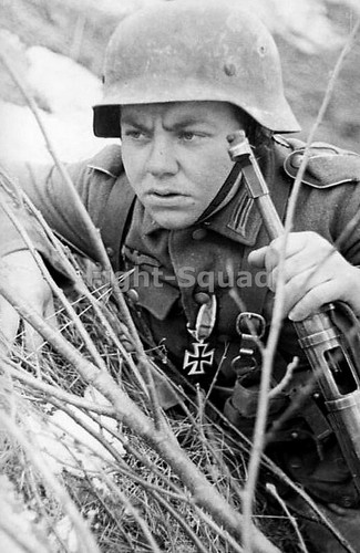 WW2 Picture Photo Russia German MP 40 gun and Iron Cross 1st Class 2352 ...