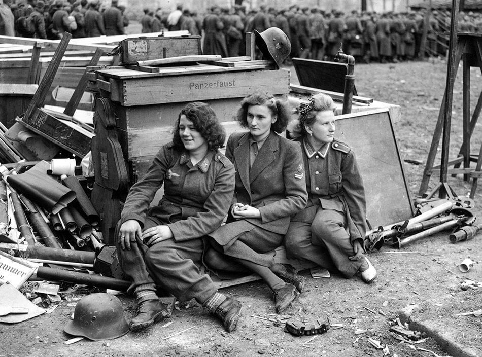 WW2 WWII Photo World War Two / Female German Soldiers POWS Prisoner of ...