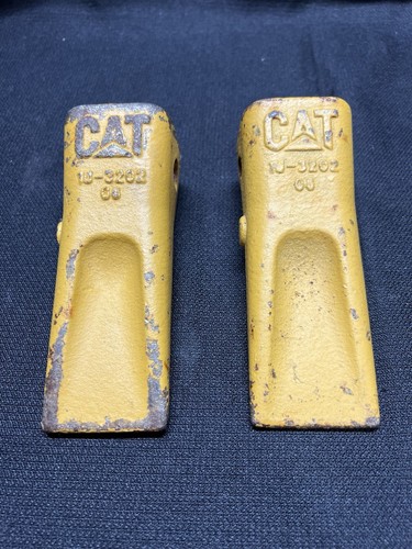 2x CAT Caterpillar Bucket Tooth 1U3202 08 Does Not Come With Pin Or ...