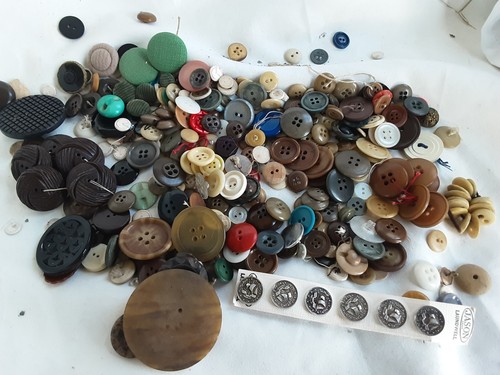 job lot vintage buttons linen carved wood material glass bakelite etc ...